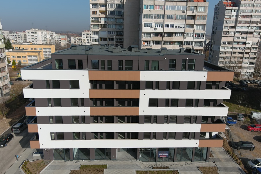 Комфорт резиденс жилищна сграда с магазини гаражи и подземни гаражи